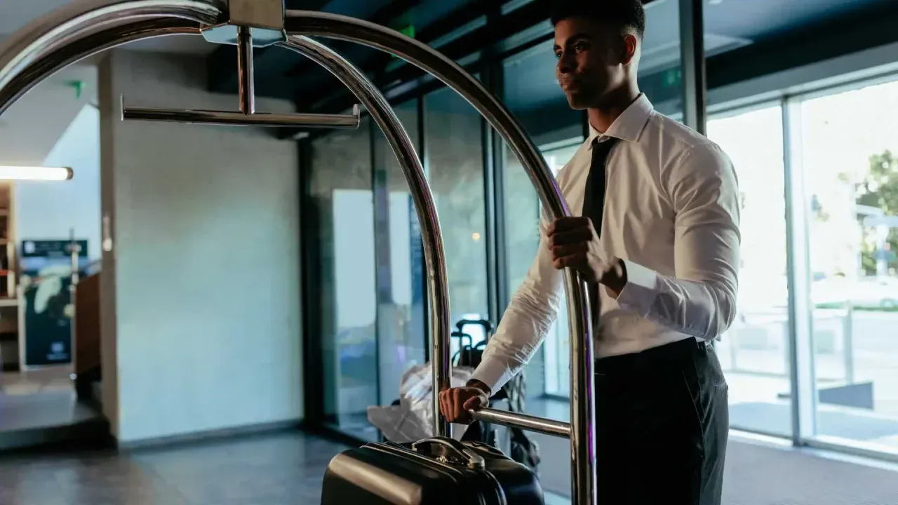 Bellman là gì? Lương Bellman có cao không, lộ trình thăng tiến thế nào?