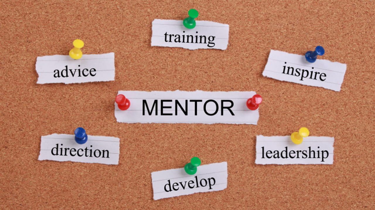 Mentor là gì? Vai trò của mentor và 8 bước tìm mentor hiệu quả