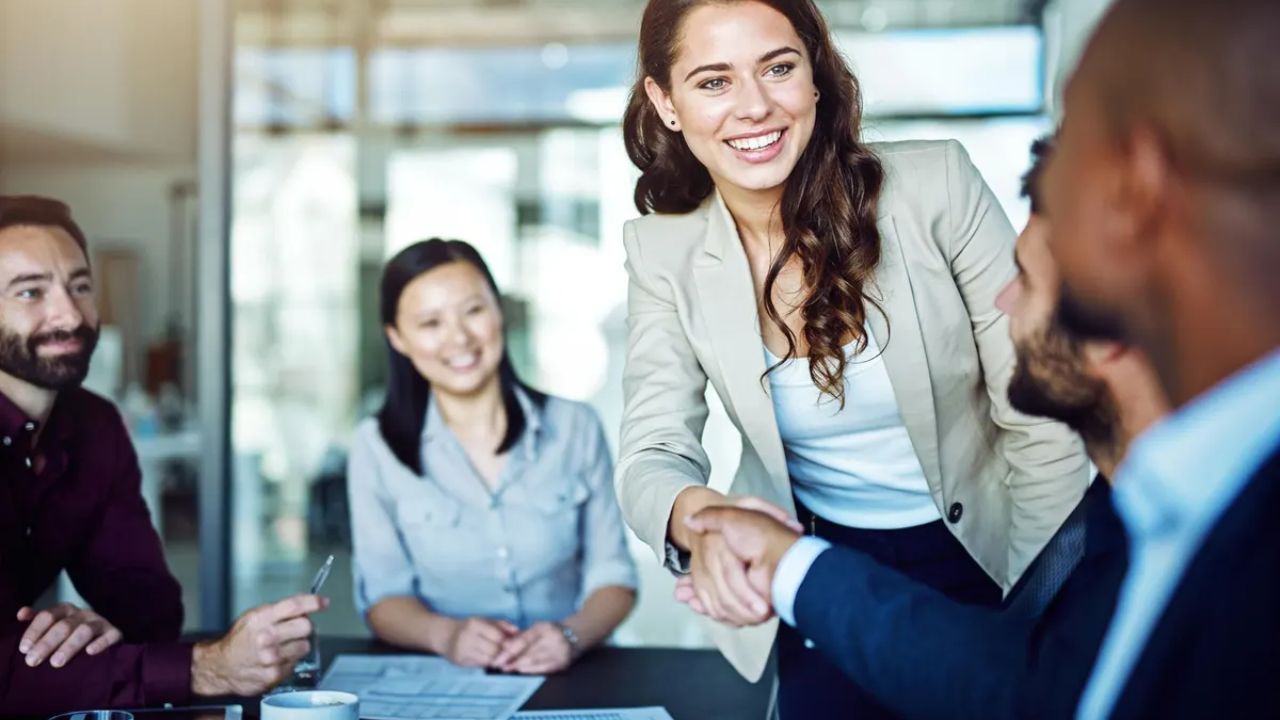 Staff là gì? Giới thiệu những vị trí staff phổ biến trong các lĩnh vực